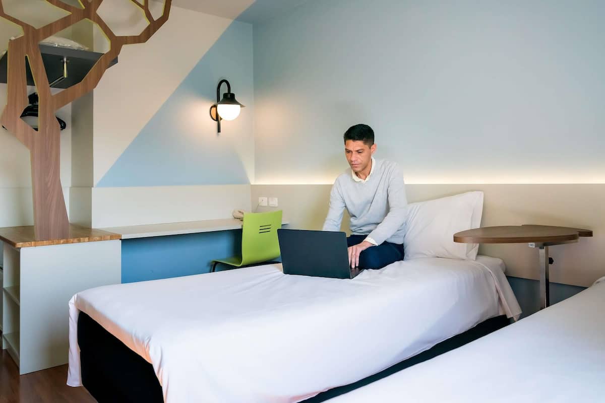 Apartamento standard, 2 camas de solteiro | Frigobar, escrivaninha, cortinas blackout, quartos à prova de som