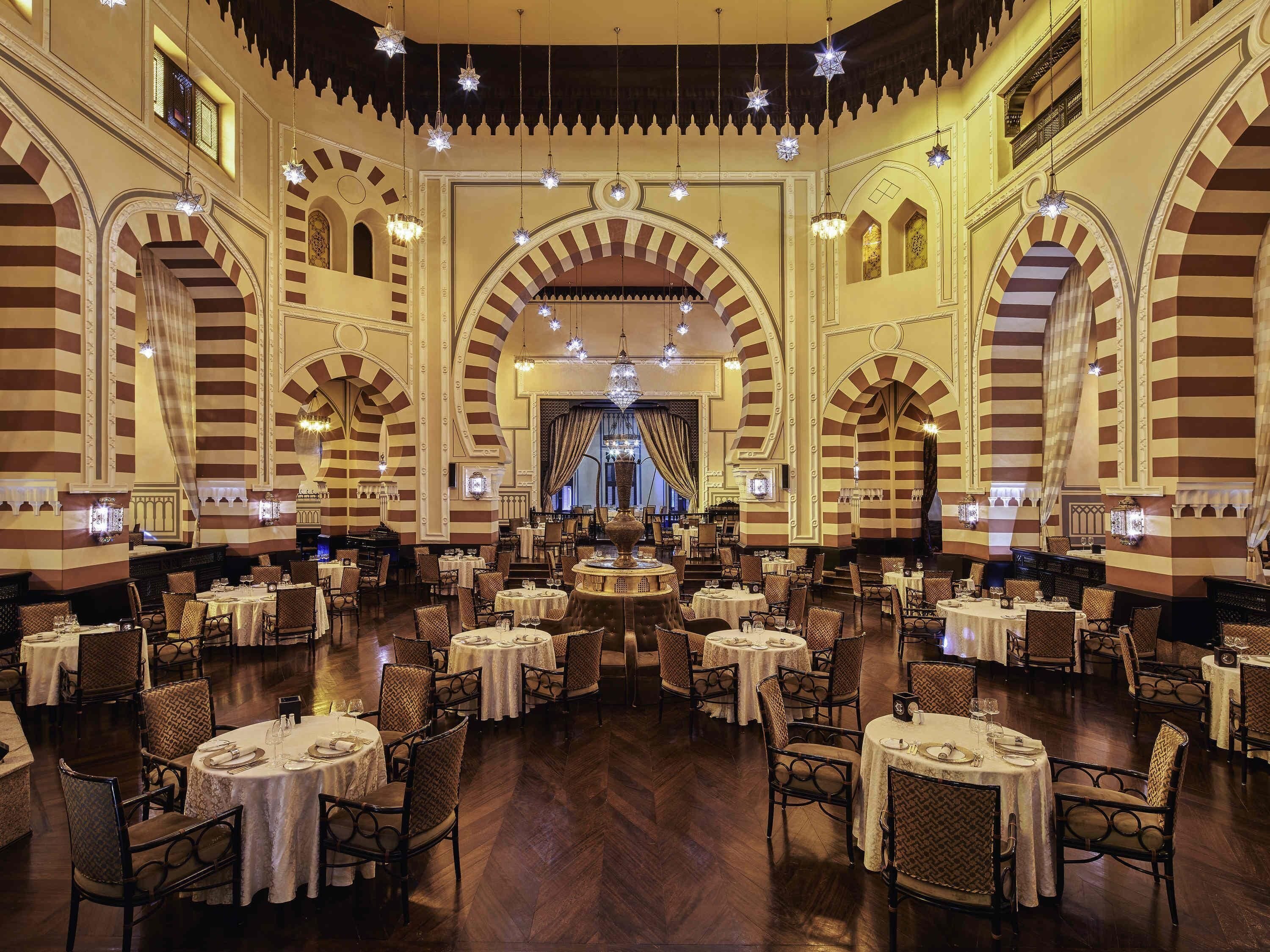 2 restaurantes: servem pequenos-almoços, almoços e jantares