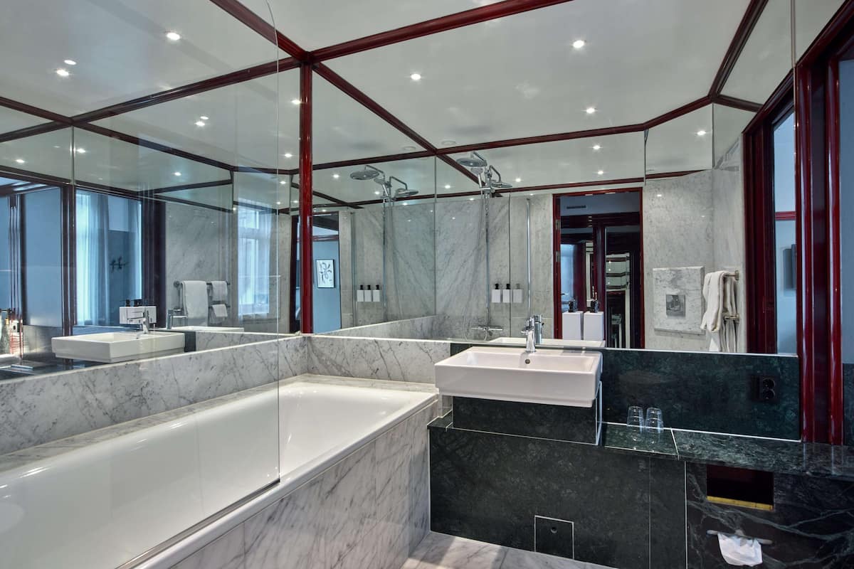 Uma casa de banho moderna com uma banheira grande, uma pia e um chuveiro.