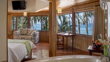 Suite, vista para o oceano (Tiki Suite) | Minibar, cofre no quarto, secretária, berços/camas para crianças