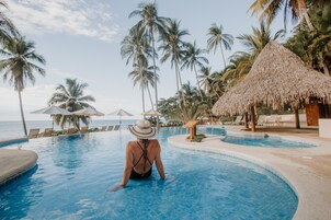 2 bares/lounges, um bar à beira da piscina, um bar junto à piscina