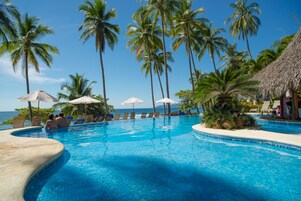 3 piscinas exteriores, guarda-sóis, espreguiçadeiras 