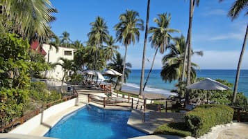 3 piscinas exteriores, guarda-sóis, espreguiçadeiras