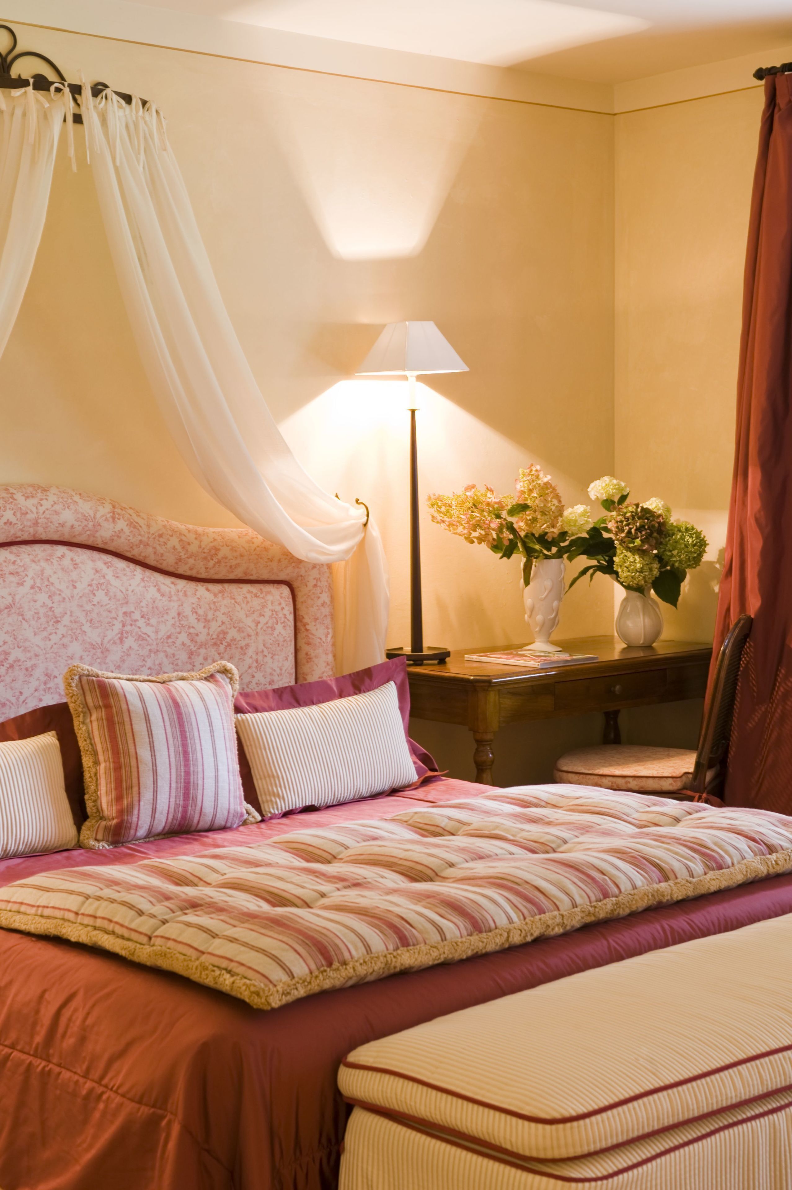 Roupas de cama premium, frigobar, cofres nos quartos
