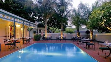 2 piscinas exteriores, espreguiçadeiras