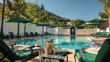 2 piscinas externas, espreguiçadeiras