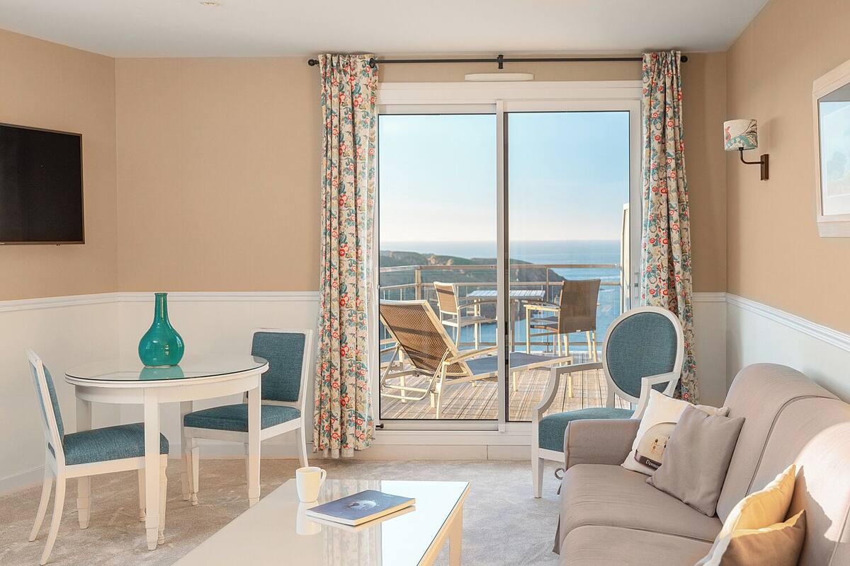 Suite, vista para o oceano (Prestige) | Sala de estar | TV de ecrã plano 