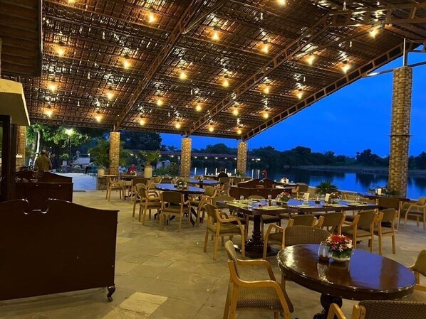 2 restaurantes, pequenos-almoços servidos 