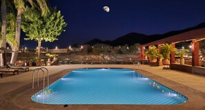 Piscina exterior, da(s) 8:00 à(s) 20:00, guarda-sóis, espreguiçadeiras 