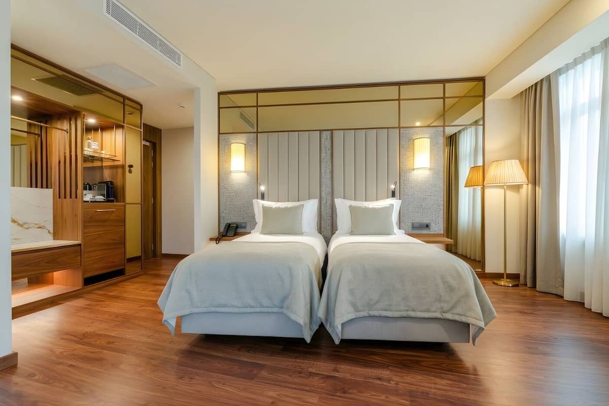 Quarto Twin Executivo | Minibar, cofre no quarto, cortinas/cortinados opacos