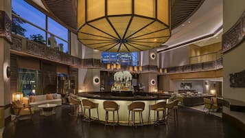 2 bares/lounges, um bar junto à piscina