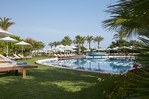 Piscina interior, 4 piscinas exteriores, guarda-sóis, espreguiçadeiras