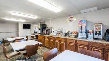 Café da manhã para viagem grátis todos os dias