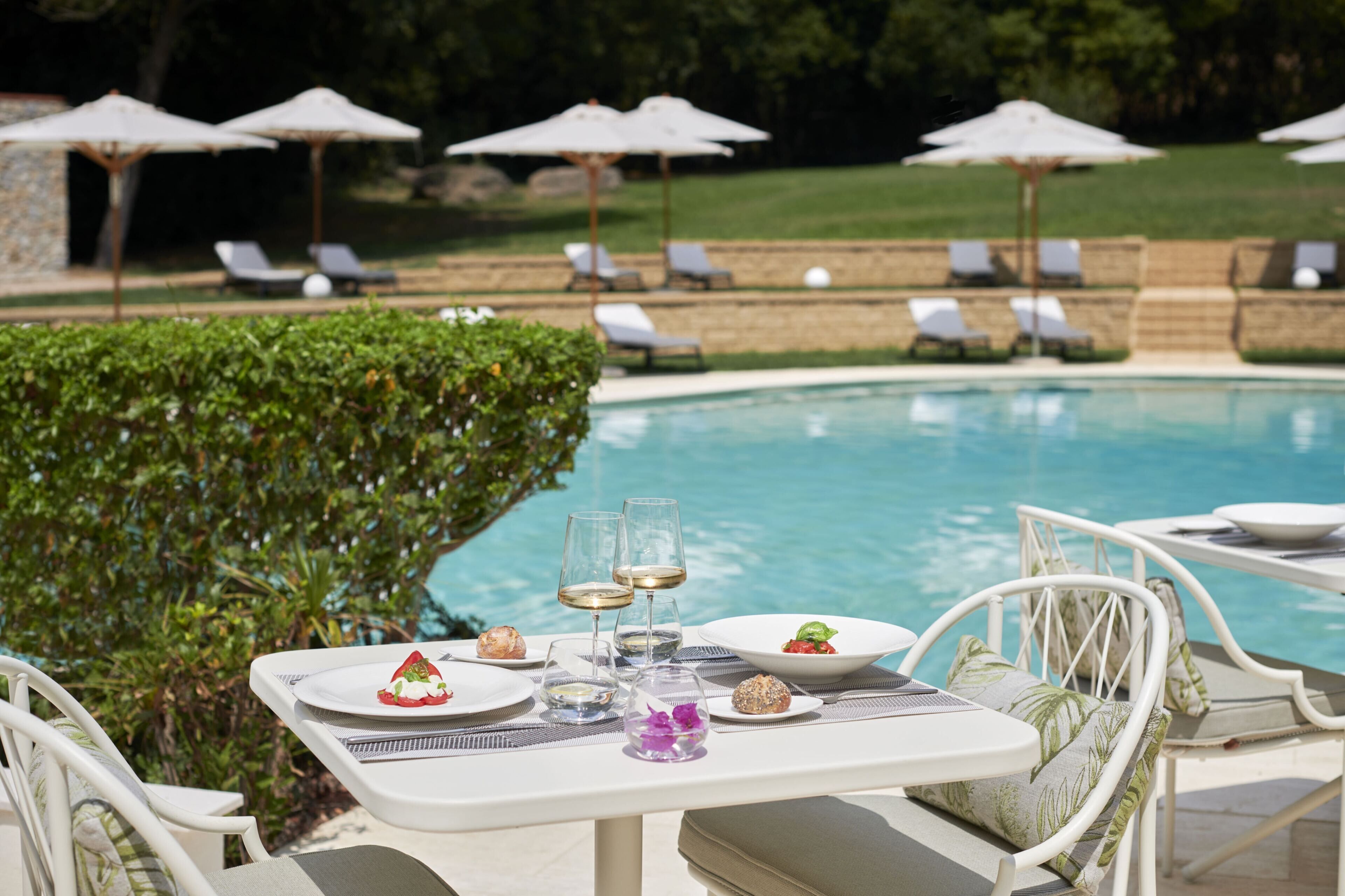 Piscina interna, piscina externa sazonal, guarda-sóis, espreguiçadeiras