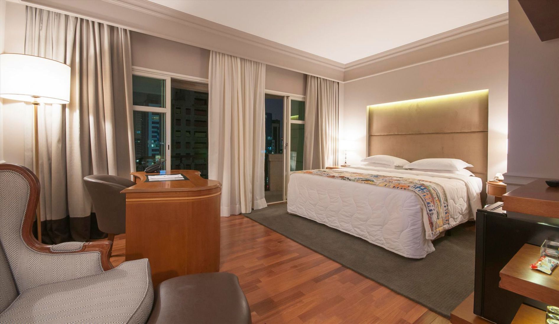 Minibar, cofre no quarto, secretária, Wi-fi grátis 
