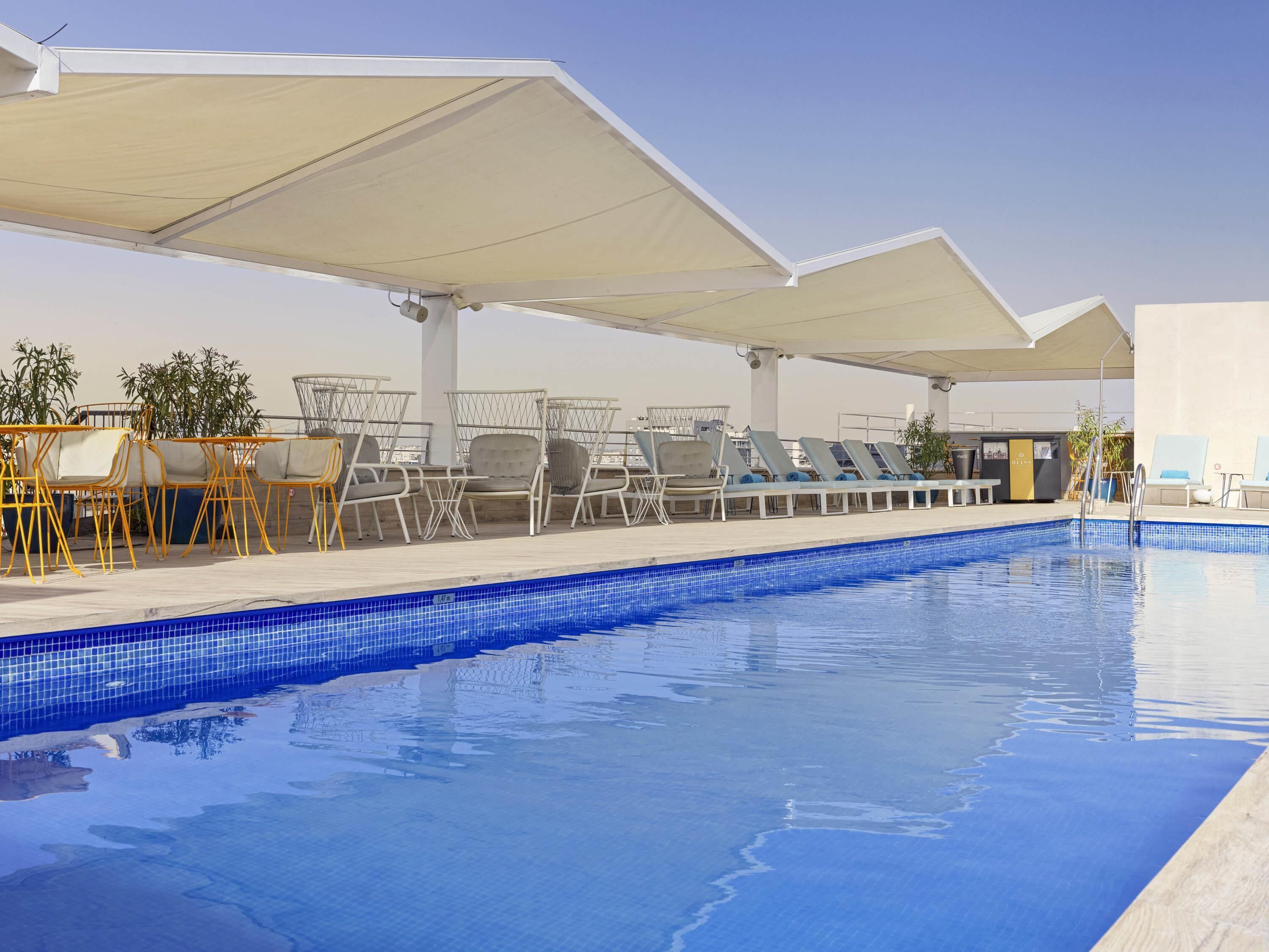 Piscina externa sazonal, funciona das meio-dia às 20h, guarda-sóis