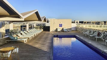 Piscina externa sazonal, funciona das meio-dia às 20h, guarda-sóis