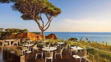 3 bares/lounges, 3 bares junto à piscina, um bar à beira da piscina