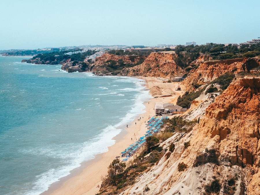 Uma praia privada nas proximidades, praia de areia branca