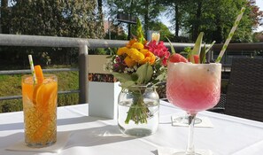 Serviço de café da manhã, almoço, jantar; vistas para o jardim