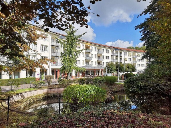 Fachada da propriedade à noite