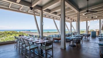 3 restaurantes, com serviço de café da manhã e almoço; culinária do sul