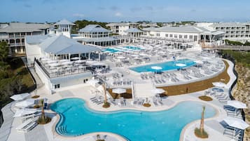 10 piscinas externas, barracas, guarda-sóis