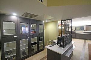 Cozinha moderna com armários embutidos, uma ilha central e um painel decorativo.