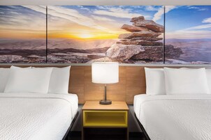 Quarto, 2 camas queen-size, acessível | Roupa hipoalergénica, cofre no quarto, secretária, Wi-fi grátis 