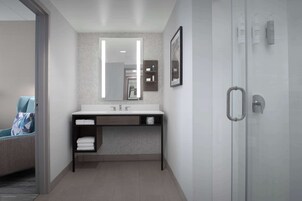 Suite, 1 cama king-size | Casa de banho | Produtos de higiene exclusivos, um secador de cabelo 