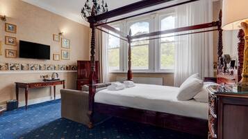 Quarto casal superior, 1 cama de casal | Escrivaninha, ferros/tábuas de passar roupa, berços (sobretaxa)