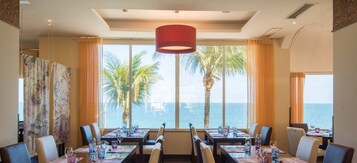 Café da manhã, almoço e jantar; culinária portuguesa 