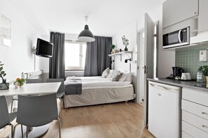 Apartamento Superior, 1 quarto | Secretária, secretária adequada para computadores portáteis 