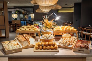 Almoços e jantares servidos, incluindo cozinha internacional 