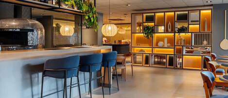 Uma área de bar moderna com balcão, banquetas e diversos tipos de garrafas.
