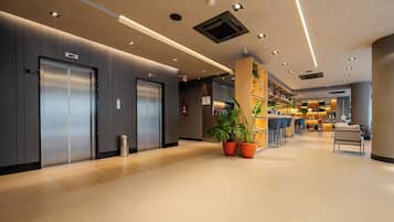 Almoços e jantares servidos, incluindo cozinha internacional