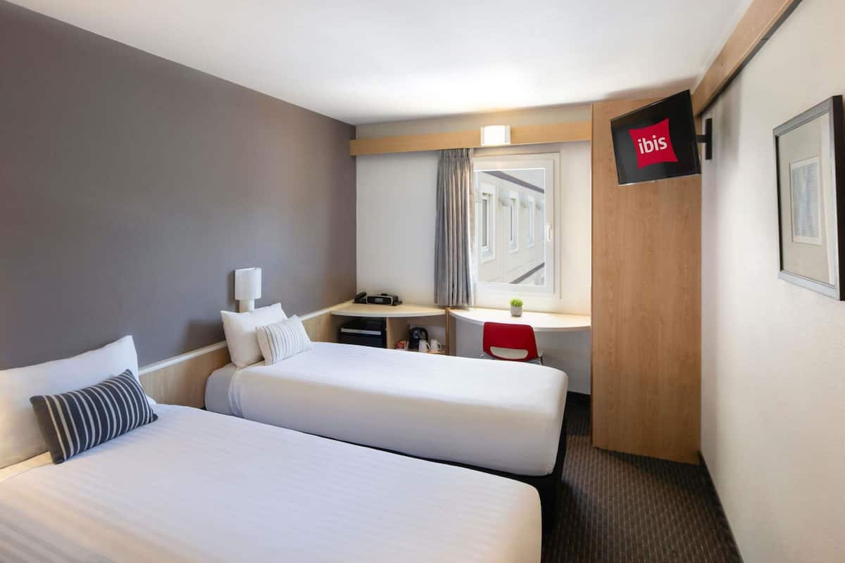 Quarto standard, 2 camas de solteiro | Cofres nos quartos, escrivaninha, quartos à prova de som