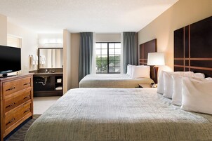 Roupas de cama premium, cofres nos quartos, escrivaninha