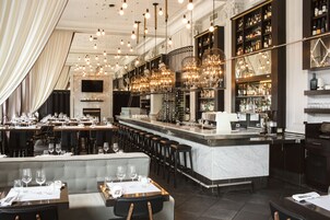 2 restaurantes, pequenos-almoços servidos, cozinha local 