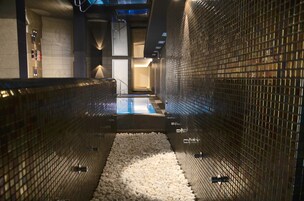 Salas para tratamentos a dois, sauna seca, banheira de hidromassagem