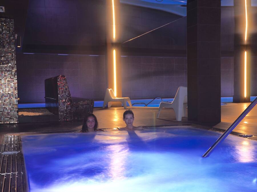 Salas para tratamentos a dois, sauna seca, banheira de hidromassagem