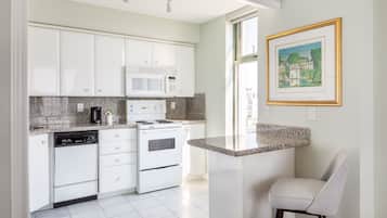 Suite, 1 quarto | Cozinha privada | Um frigorífico, uma cafeteira/bule