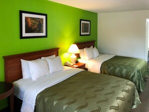 Exterior Room, 2 Queen Beds, Non Smoking (Pet Friendly) | Cortinas/cortinados opacos, ferro/tábua de engomar 