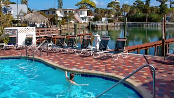 Piscina exterior, guarda-sóis