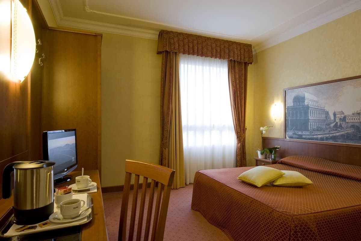 Edredões de penas, minibar, cofre no quarto, secretária