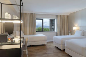 Quarto Triplo Familiar | Roupa de alta qualidade, edredões de penas, camas de colchão pillowtop