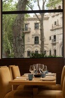 Almoços e jantares servidos, incluindo cozinha internacional 