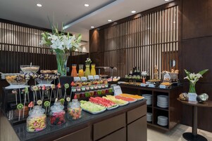 Café da manhã com buffet todos os dias mediante uma taxa