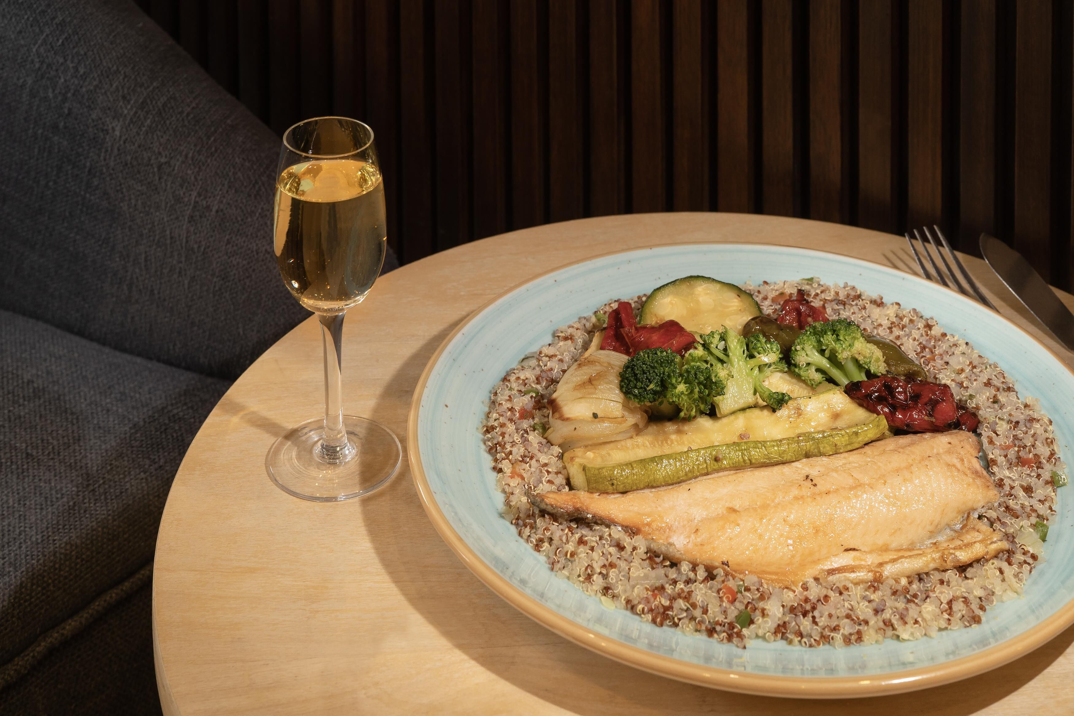 Almoços e jantares servidos, incluindo cozinha internacional 