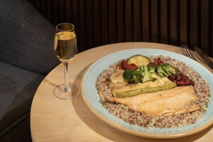 Almoços e jantares servidos, incluindo cozinha internacional 